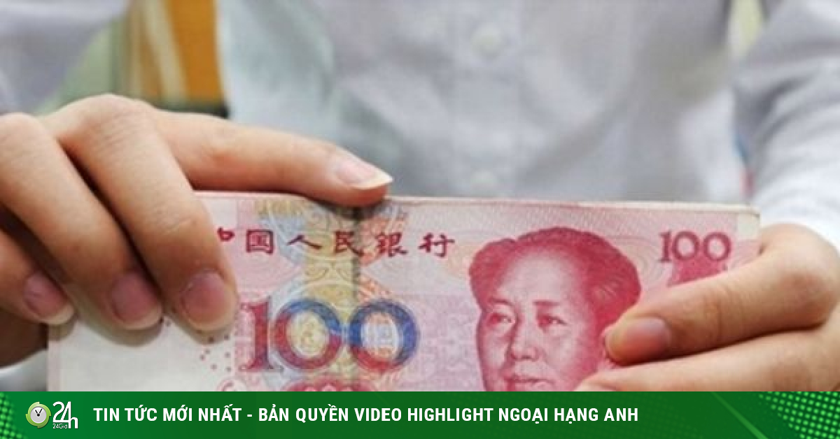 Vô tình nhặt được tiền, hai cha con liền gọi cảnh sát và cái kết không ngờ