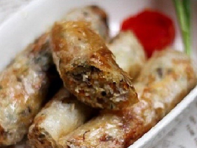 Làm sao để có món nem rán giòn, không vỡ nát hay sũng dầu?