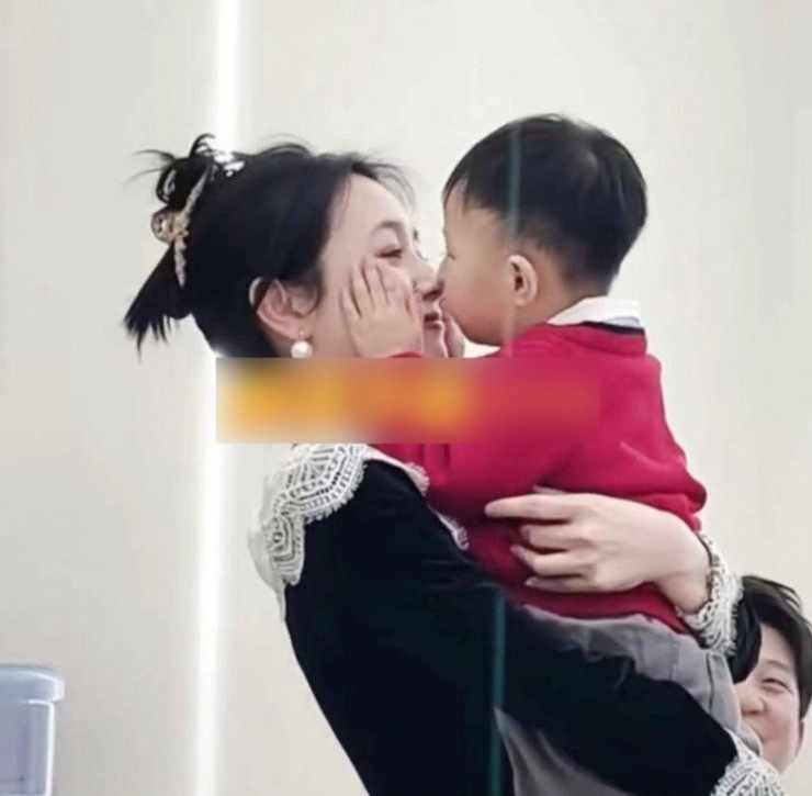 Cậu bé đòi hôn môi cô gái xinh đẹp, phản ứng của ông bố bên cạnh làm ai ...