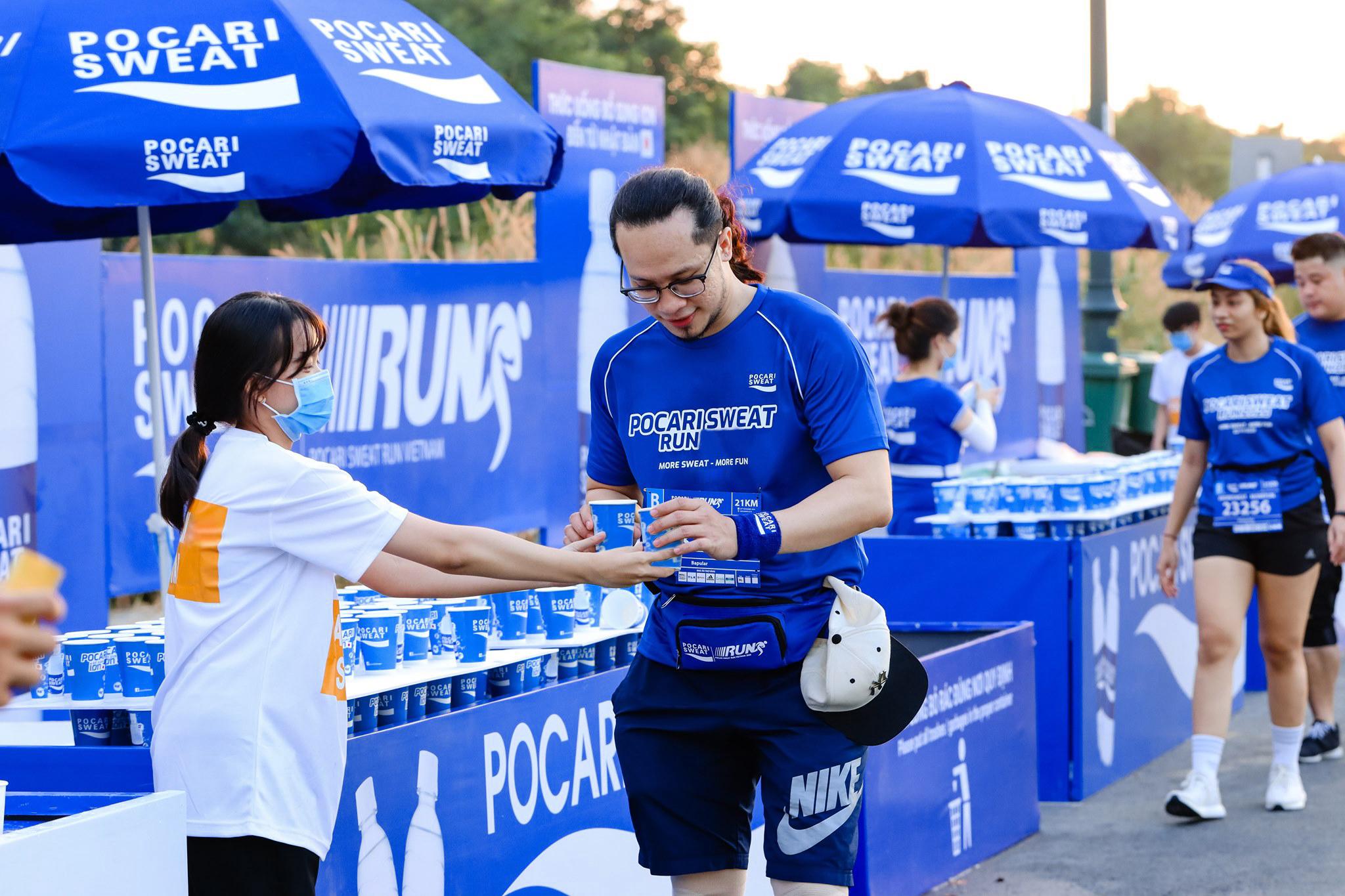 Bù nước nhanh cùng Pocari Sweat Việt Nam tại Tay Ho Half Marathon 2024