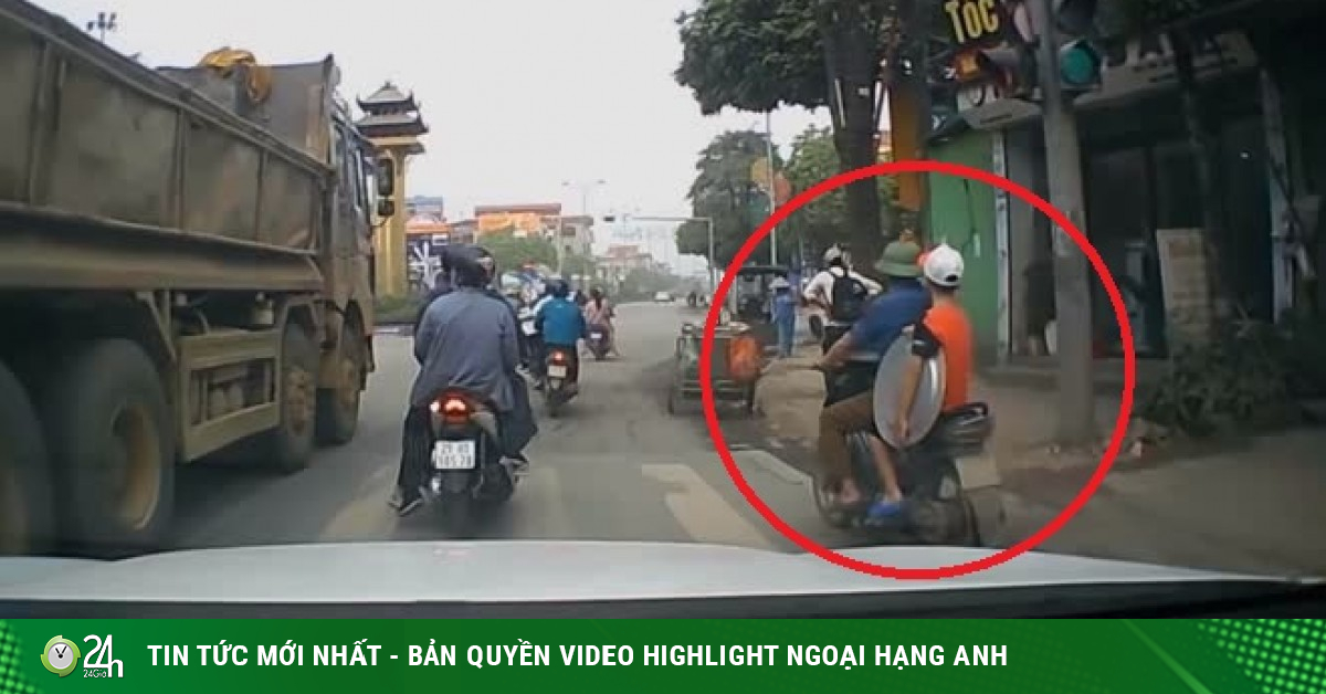Clip: Xe máy bị xe tải "khủng” cán vì chạy ẩu, tài xế và cháu bé thoát ...
