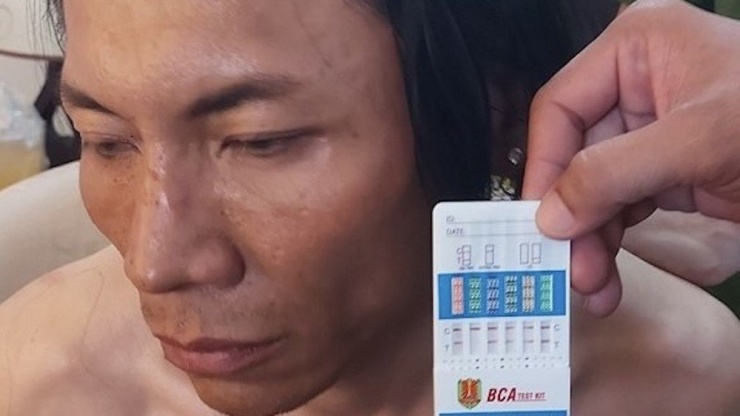 Bắt kẻ nghi ngáo đá đạp ngã xe nhiều phụ nữ đi đường
