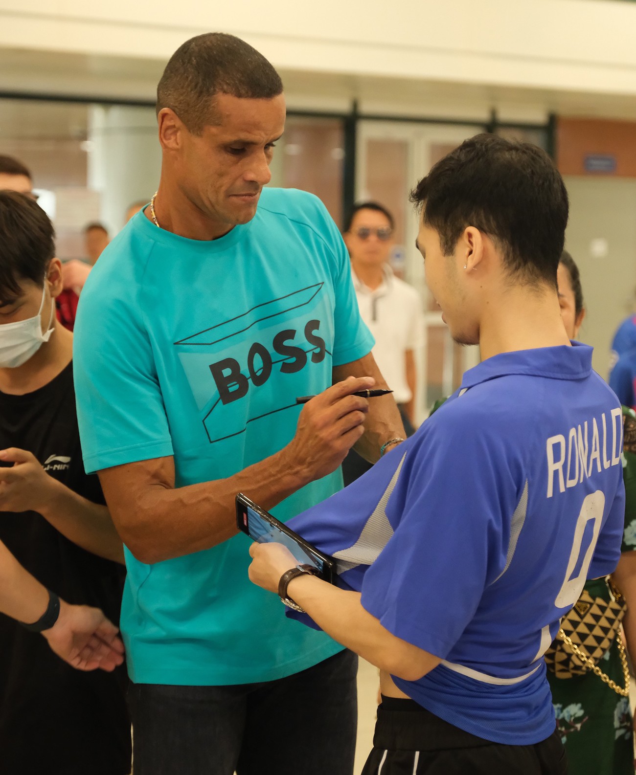 Fan Việt đợi hơn 1 giờ chờ gặp Rivaldo và dàn cựu ngôi sao Brazil nhưng ...