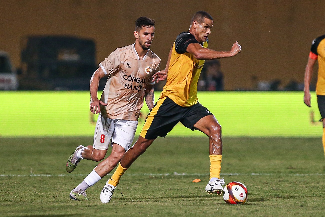 Fan Việt đợi hơn 1 giờ chờ gặp Rivaldo và dàn cựu ngôi sao Brazil nhưng ...