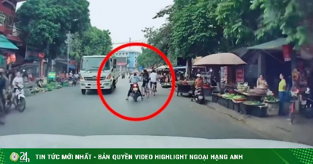 Clip: Cô gái thoát nạn trong gang tấc khi ngã vào gầm ô tô