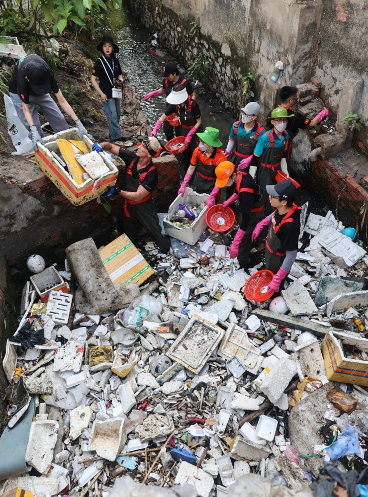 Những người trẻ lắp phao chắn rác trên kênh rạch Sài Gòn