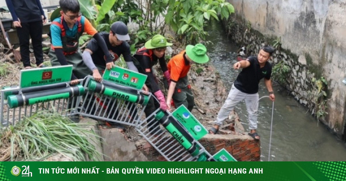 Những người trẻ lắp phao chắn rác trên kênh rạch Sài Gòn