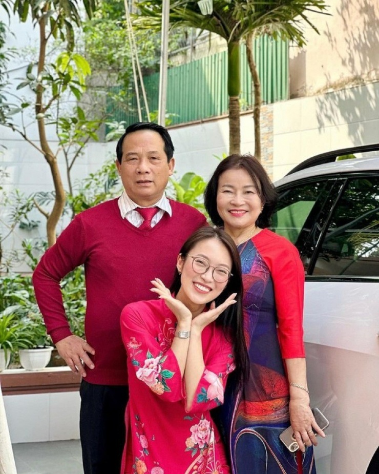 Khánh Vy sau 8 năm "bắn" 7 thứ tiếng: Nhan sắc thăng hạng, học vấn đỉnh cao