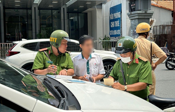 Công an tuần tra, ‘xe taxi tráo tiền’ đột nhiên biến mất