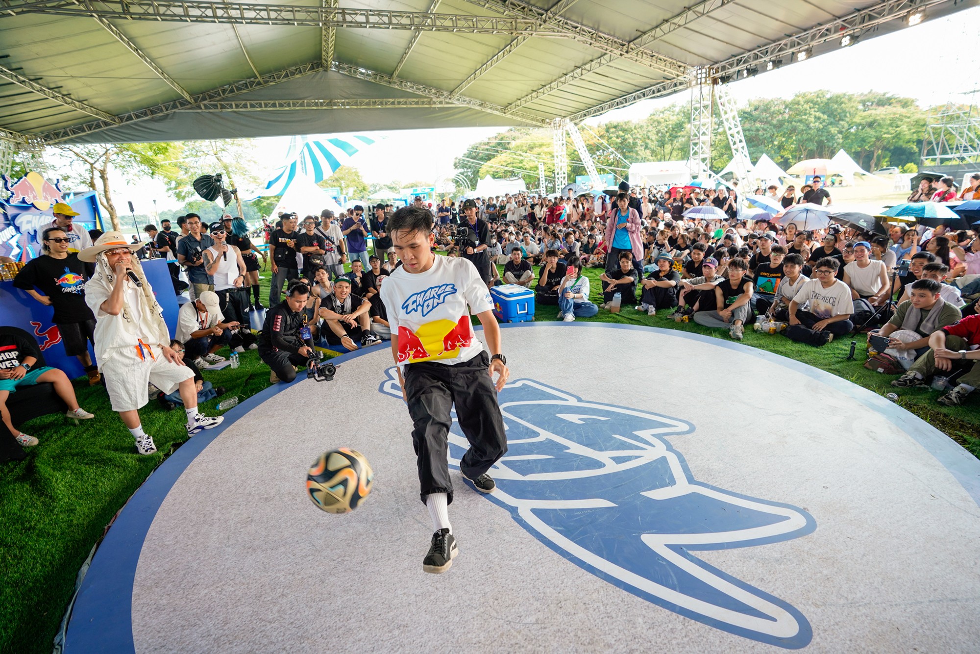 Việt Max bắt tay Red Bull ra mắt bộ sưu tập thời trang