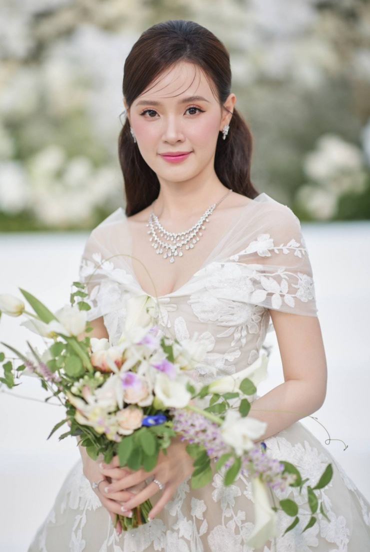 4 mẫu váy cưới giúp Midu ghi điểm