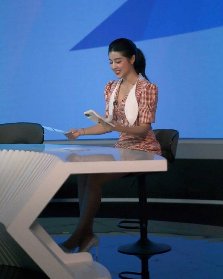 "Quốc bảo nhan sắc Việt" đi sắm hàng hiệu nhưng ăn mặc áo quần giản dị khó tin, phải soi kỹ mới ...