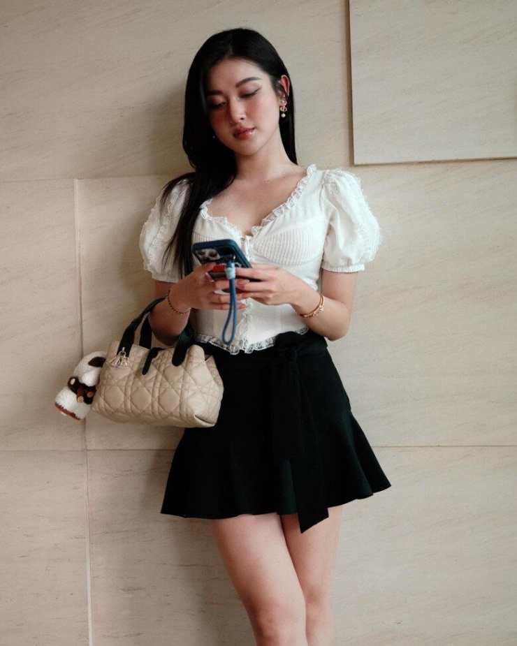 "Quốc bảo nhan sắc Việt" đi sắm hàng hiệu nhưng ăn mặc áo quần giản dị khó tin, phải soi kỹ mới ...