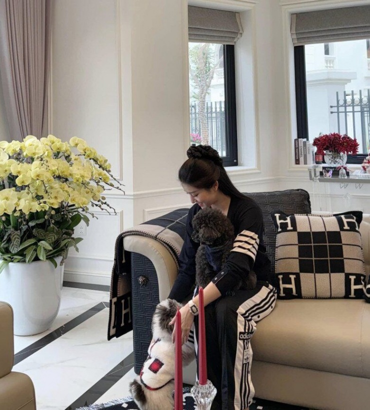 "Quốc bảo nhan sắc Việt" đi sắm hàng hiệu nhưng ăn mặc áo quần giản dị khó tin, phải soi kỹ mới ...