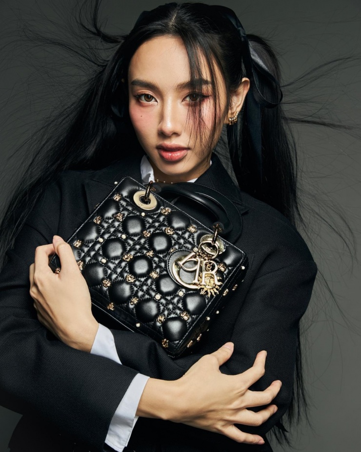 Gần 30 chiếc túi xách của Dior từng được Thùy Tiên lăng xê