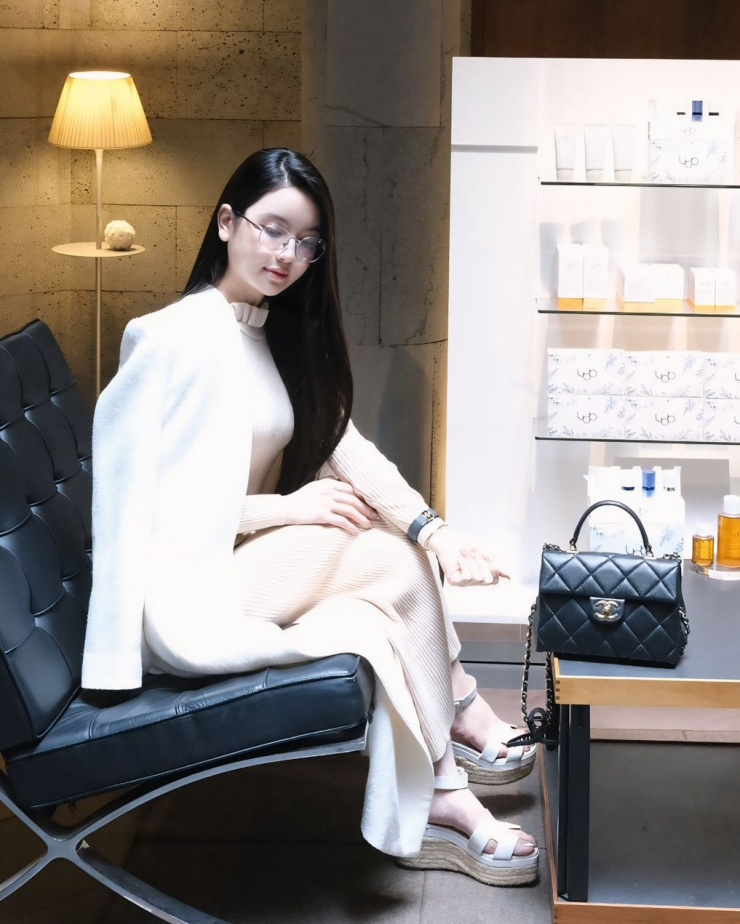 Chu Thanh Huyền diện 'cây' đồ hơn một tỷ đồng đi công tác