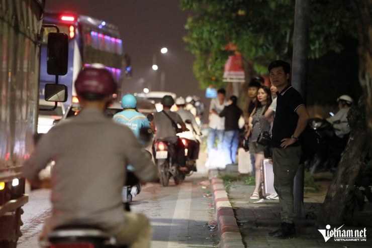 Tranh thủ nửa đêm về quê nghỉ lễ, dòng xe ùn ứ 5km trên cao tốc Pháp ...