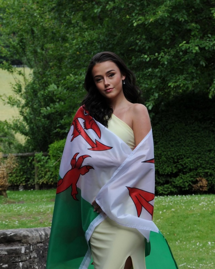 Người đẹp biết lái máy bay, vào không quân từ năm 14 tuổi thi Miss ...