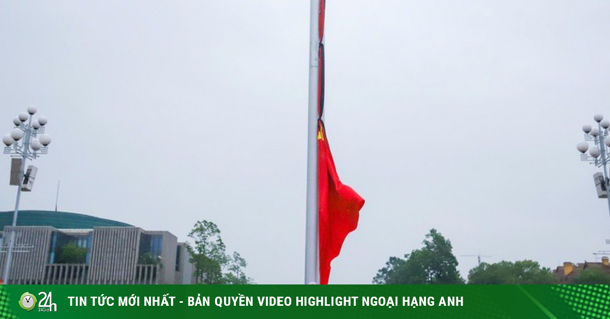 Lễ treo cờ rủ Quốc tang nguyên Chủ tịch nước Trần Đức Lương tại Quảng ...