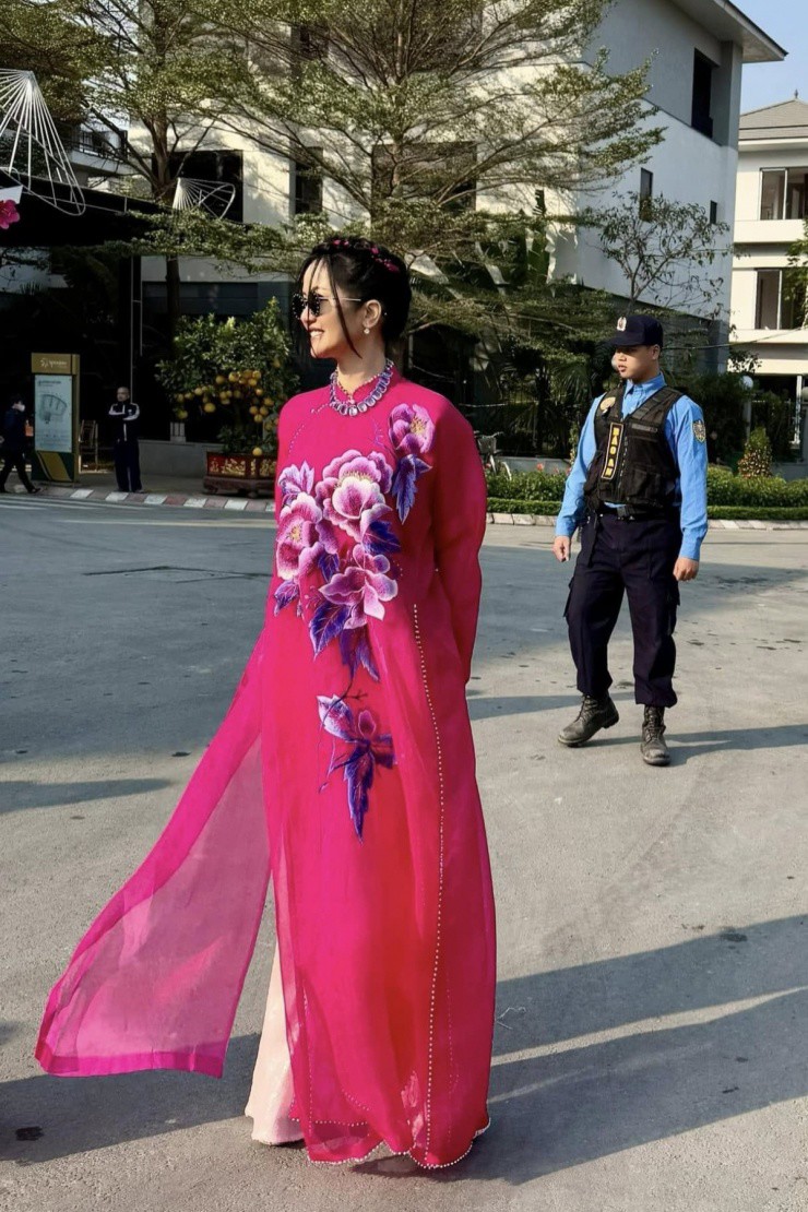 Hồng Nhung được khen 'đỉnh cao mix đồ'