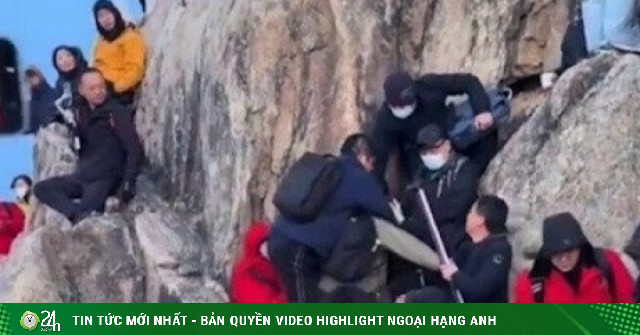 Tranh chỗ ngắm bình minh, du khách xô xát gây ra cảnh tượng hỗn loạn