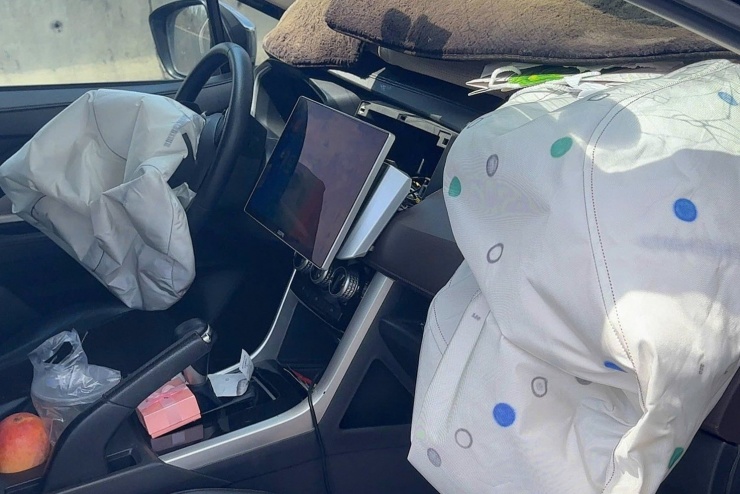 Ô tô chạy gần 100km/h tông trực diện con bò trên cao tốc, túi khí bung ra