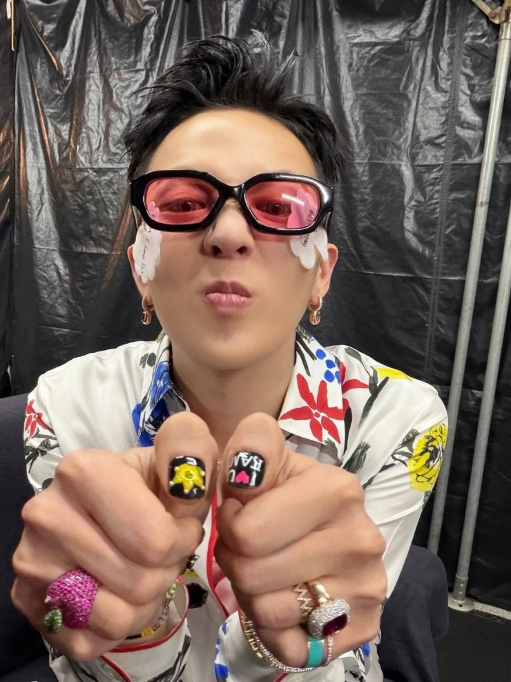 Sở thích vẽ móng 'nổi bần bật' của G-Dragon