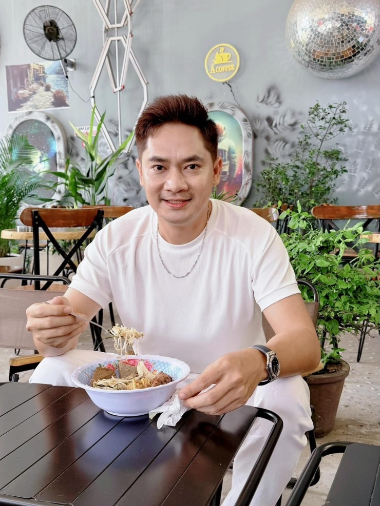 Ảnh sao 29/5: Akira Phan cùng bà xã tận hưởng cuộc sống 'vợ chồng son'