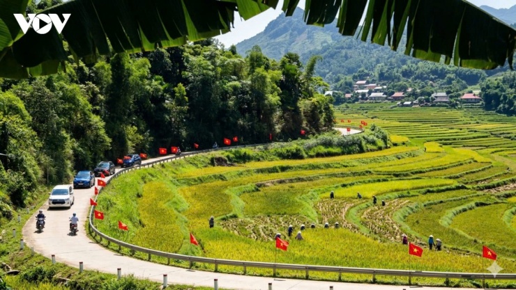 Du khách đắm mình giữa bản làng Pù Luông bình yên mùa lúa chín