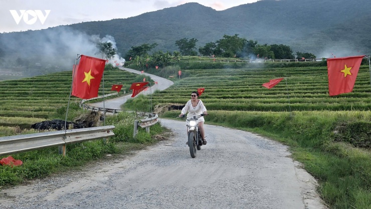 Du khách đắm mình giữa bản làng Pù Luông bình yên mùa lúa chín