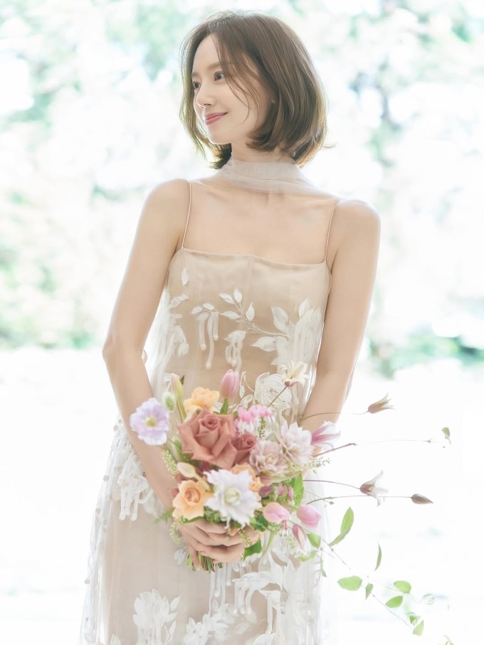 'Cô dâu tháng 6' Moon Chae Won khoe ảnh cưới