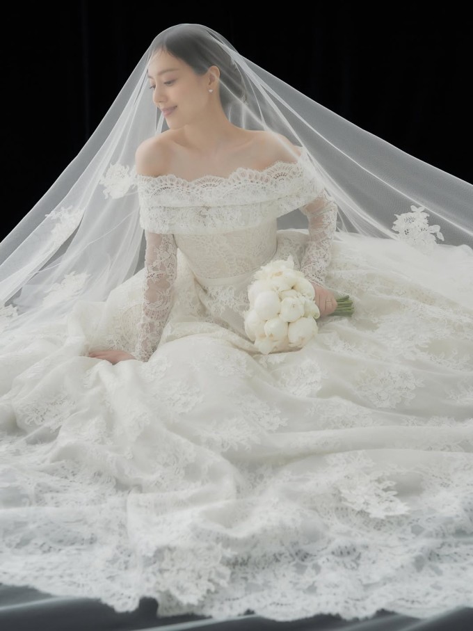 'Cô dâu tháng 6' Moon Chae Won khoe ảnh cưới