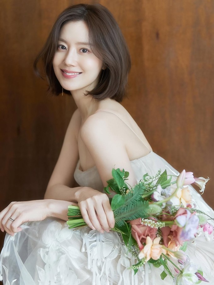 'Cô dâu tháng 6' Moon Chae Won khoe ảnh cưới