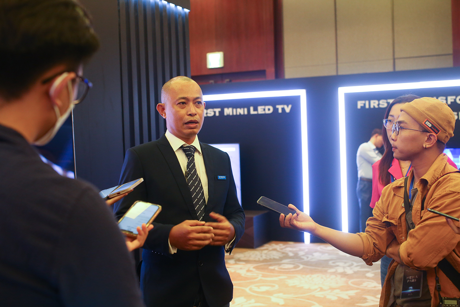 Siêu phẩm TV "biến hình” OLED W82 ra mắt tại Việt Nam, có giá bằng 1 chiếc xe hơi