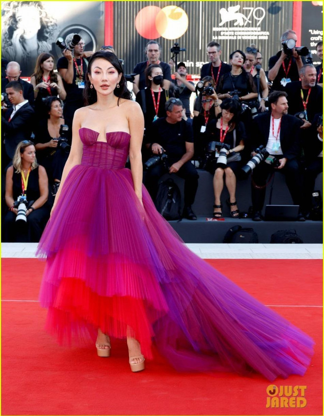 Irina Shayk khoe lưng trần gợi cảm, nữ doanh nhân lộ vòng một như biến dạng