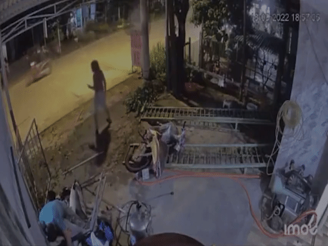 Clip: Vượt xe "điền vào chỗ trống” sau sai lầm, ô tô bị CSGT "tuýt còi”