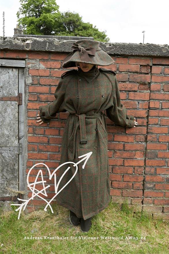 Sau khi NTK đại tài Vivienne Westwood qua đời, BST mới vinh danh quê ...