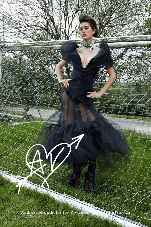 Sau khi NTK đại tài Vivienne Westwood qua đời, BST mới vinh danh quê ...