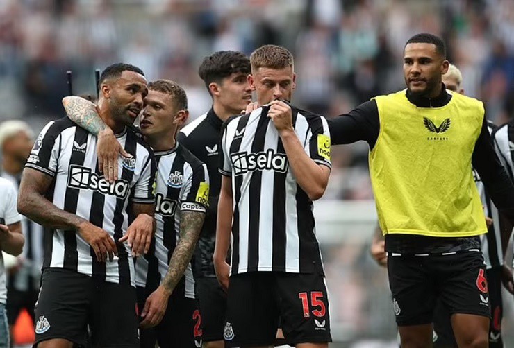 Rúng động Ngoại hạng Anh: Đội trưởng Newcastle bị 8 côn đồ hành hung