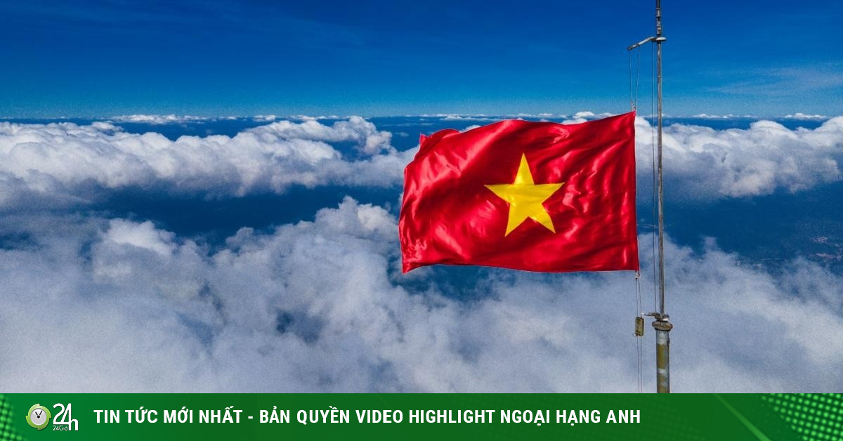 Cờ đỏ sao vàng phấp phới bay