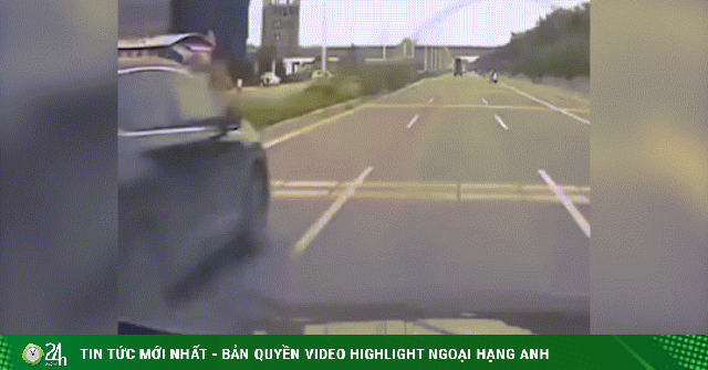 Clip: Tránh xe máy sang đường, ô tô quay compa 360 độ