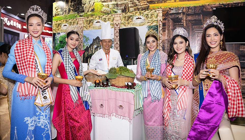 Chân dài 1m85 nổi bật trước dàn Hoa hậu quốc tế