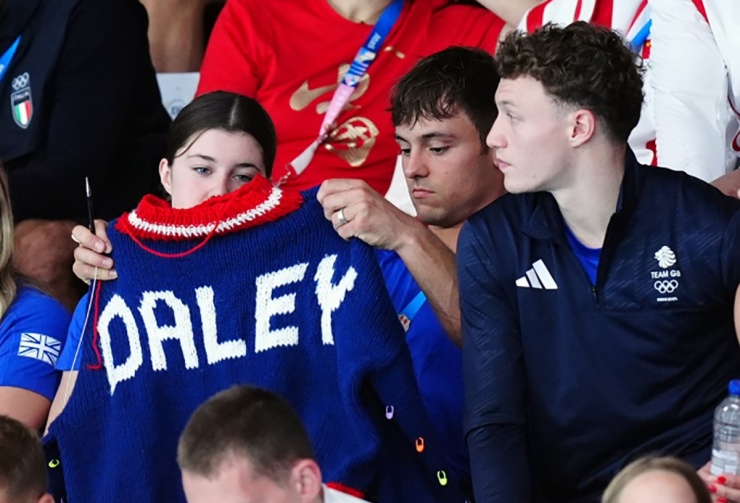 'Nam thần' Tom Daley miệt mài đan len qua các kỳ Olympic