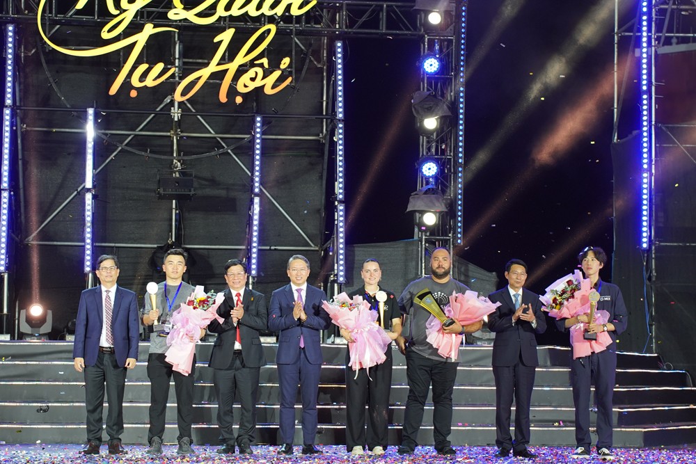 Đảo Hòn Tre bùng nổ "đại tiệc” lễ hội Vịnh ánh sáng quốc tế Nha Trang 2024