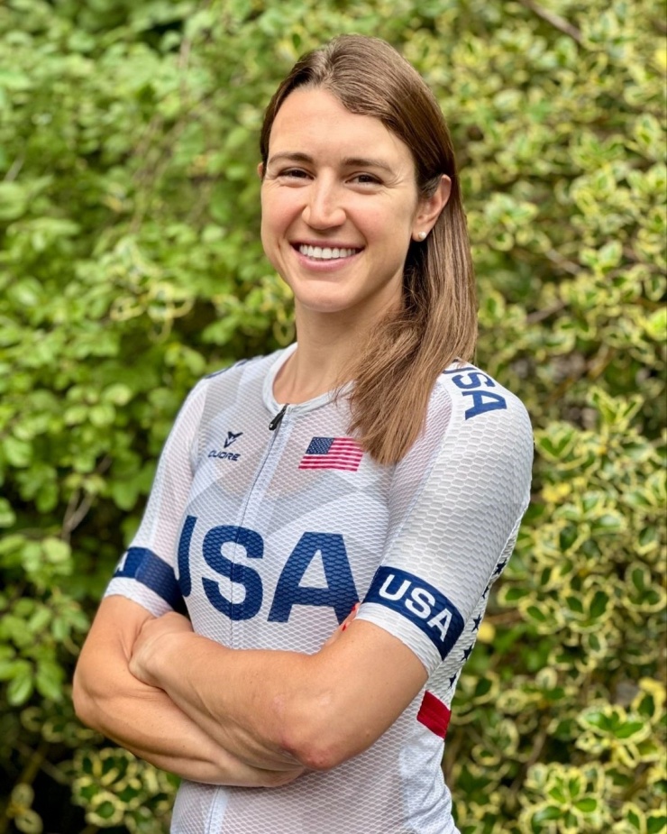 Vẻ đẹp 'tỏa nắng' của tay đua tốt nghiệp Harvard