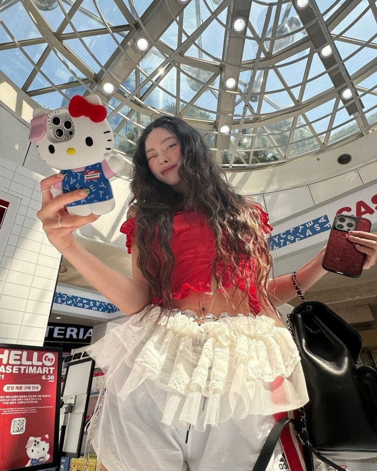 Hello Kitty 'càn quét' làng mốt