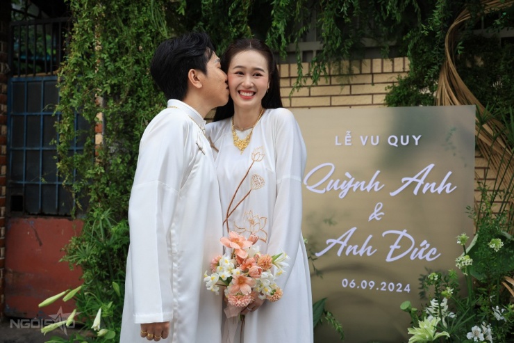 Vợ chồng Anh Đức khoe vàng được tặng trong lễ ăn hỏi