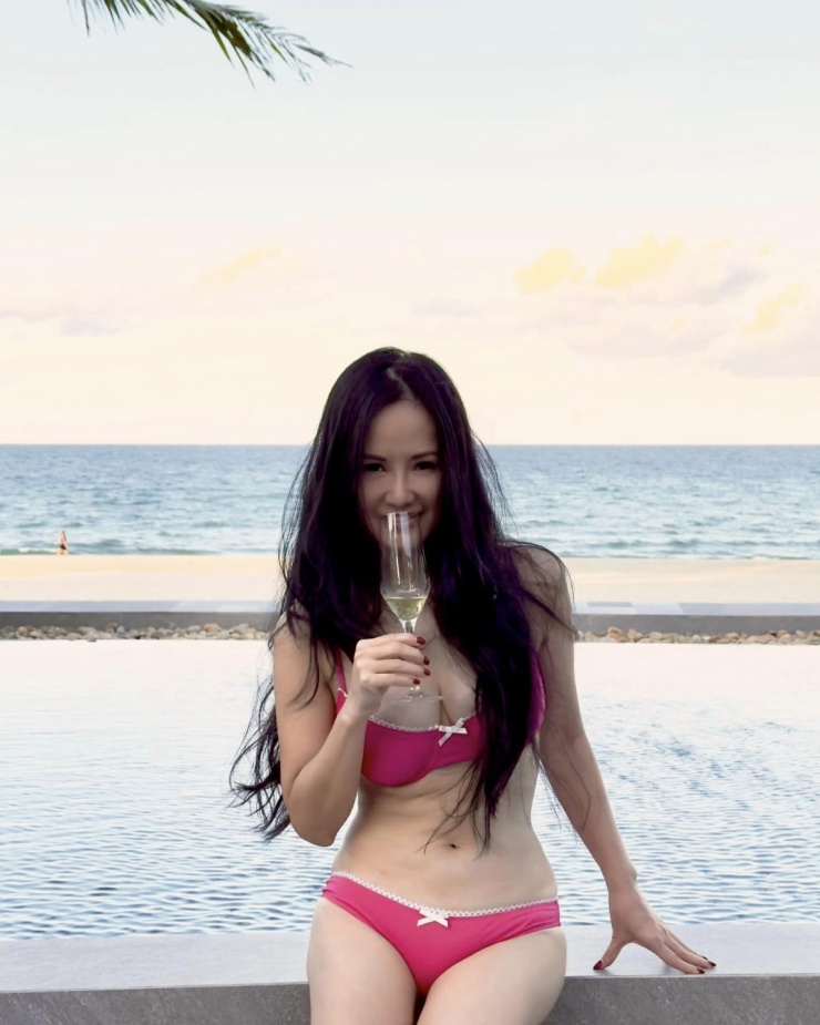 Hồng Nhung tôn hình thể tuổi 54 với áo tắm