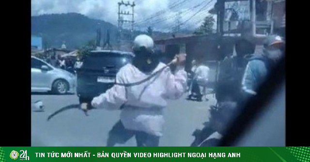 Clip: Nhóm nam sinh cầm hung khí đuổi chém nhau trên phố