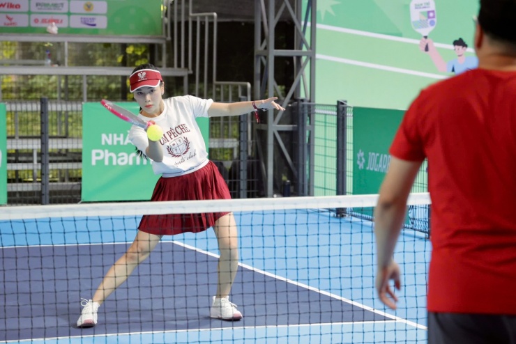Phương Oanh diện váy ngắn chơi pickleball với Shark Bình
